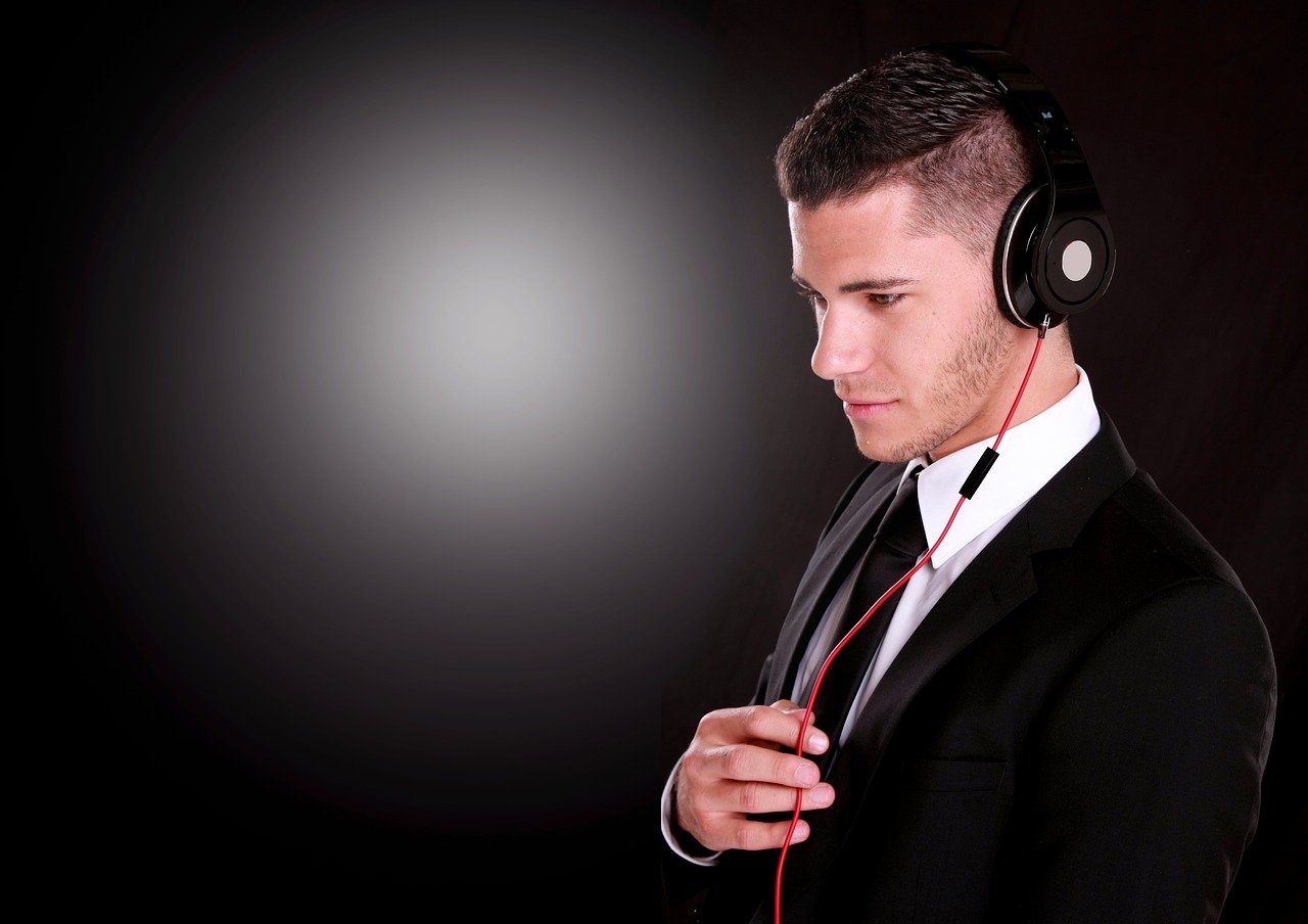 Why Listening to Customers Is Important (And How to Do It)